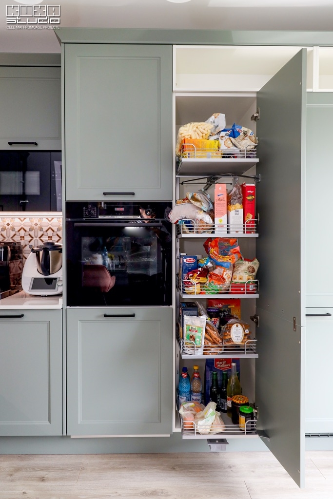 Mobila bucatarie in L clasica Ghimbav | KUXA, expert bucatarii