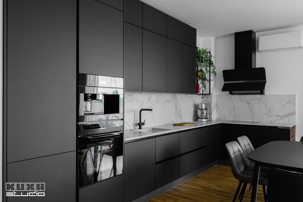 Mobila neagra de bucatarie, Bucuresti | KUXA, expert bucatarii