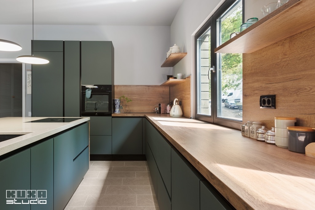 Mobila verde bucatarie Brasov | KUXA, expert bucatarii