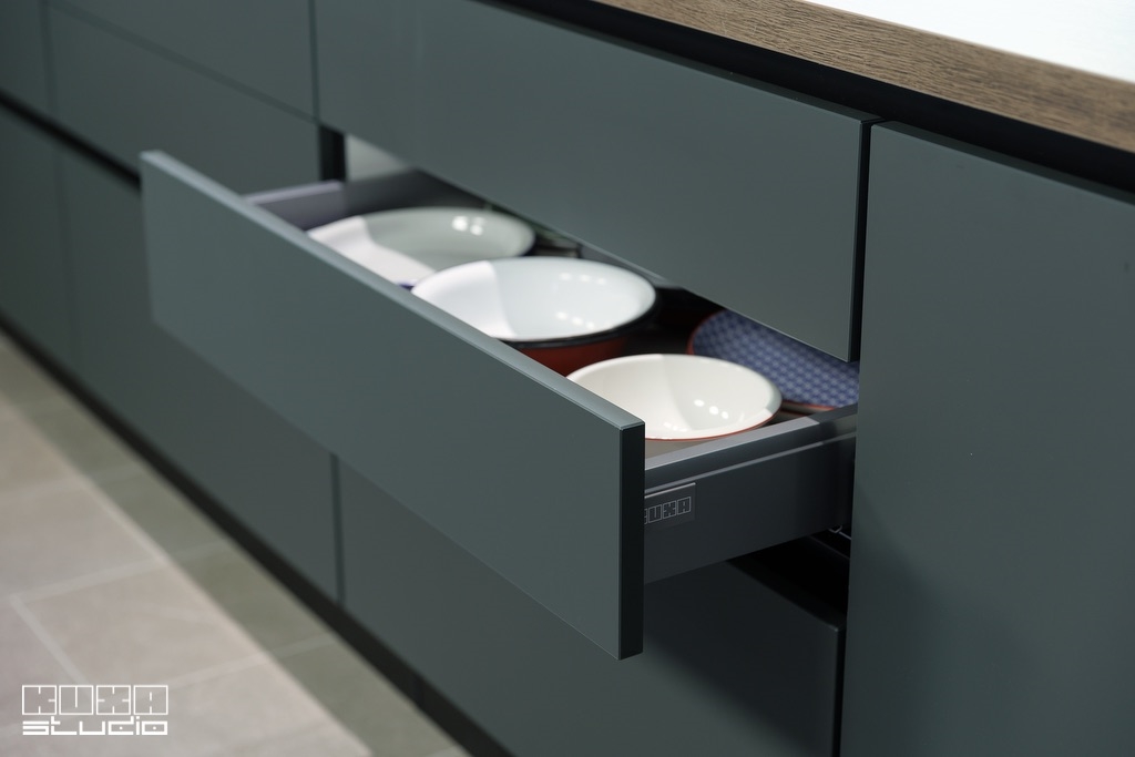 Mobila verde bucatarie Brasov | KUXA, expert bucatarii