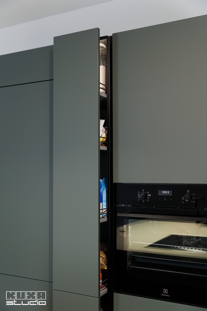 Mobila verde bucatarie Brasov | KUXA, expert bucatarii